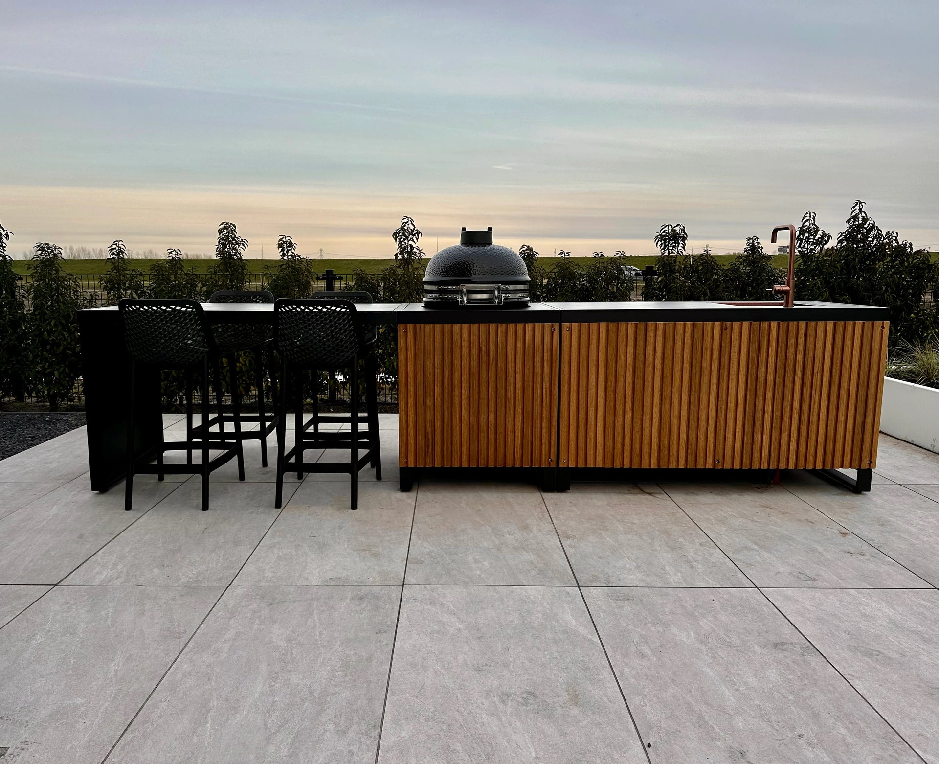 Buitenkeuken met Bar – Roostr Buitenkeukens